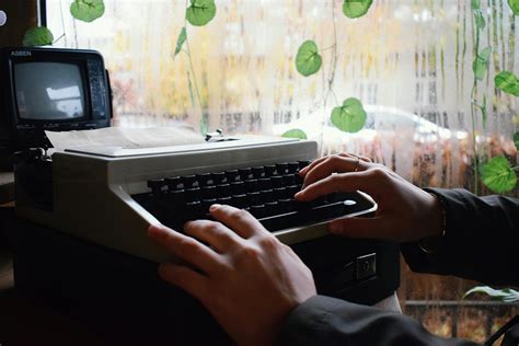 빈티지 타자기 손 수직 쐈어 시인 책상 타자치는 필기도구 확대에 관한 무료 스톡 사진