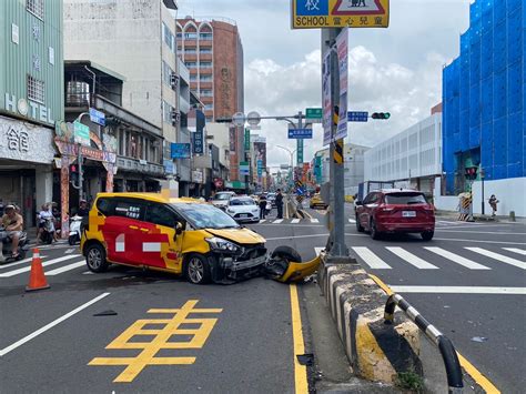 台南自小客車疑變換車道不當 撞計程車4人受傷送醫