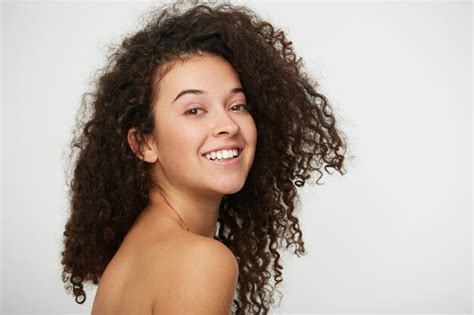 Retrato De Una Atractiva Chica Linda Encantadora Con Hermoso Cabello