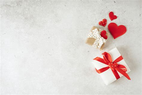 콘크리트 회색 배경에 텍스트를위한 여유 공간이있는 선물과 마음으로 배경 발렌타인 데이 컨셉 어머니의 날 컨셉 인사말 카드 공간을