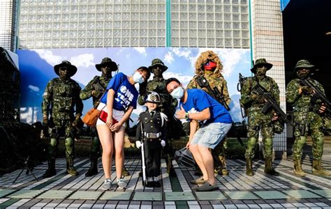 【揪你來看球─職棒開球第2場次】特戰官兵舉護國旗 藝工隊同樂 Yahoo奇摩汽車機車