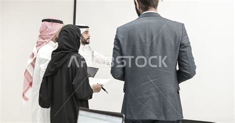 أستاذ جامعي عربي سعودي خليجي يشرح لطلابه المحاضره مدرب جامعي تدوين