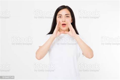 뜨거운 뉴스를 외치는 일본의 아시아 젊은 여성 흰색 배경에 고립 된 가십 소녀 여름 T 셔츠 템플릿 공백 복사 공간 20 24