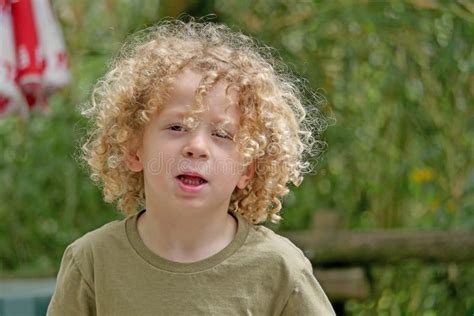 Portrait D un Jeune Garçon Avec Les Cheveux Bouclés Blonds Photo stock
