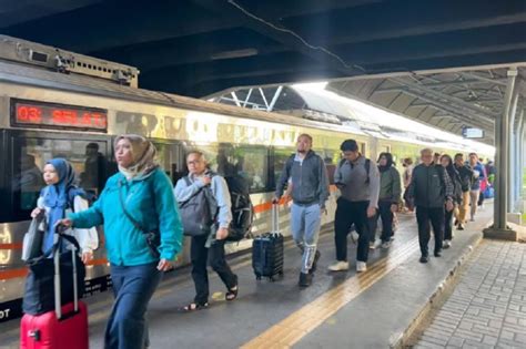 Liburan Sekolah Penumpang Kereta Api Di Daop 8 Surabaya Tembus 145 374