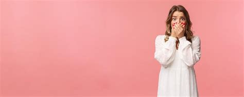 Шокированная и встревоженная молодая озабоченная красивая девушка в белом платье задыхаясь