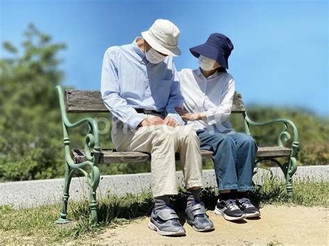 マスクしてベンチに座る高齢夫婦 No 3584427｜写真素材なら「写真ac」無料（フリー）ダウンロードok