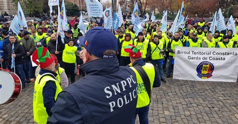 Proteste ale polițiștilor Acuză lefuri de mizerie își cer dreptul la