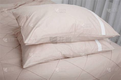 床上用枕头做的床上用品