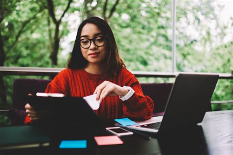 Photo Libre De Droit De Femme Daffaires Songeur Vérification Nombres En
