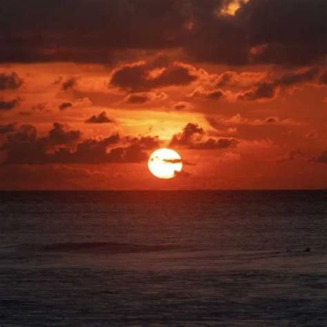 دانلود آهنگ حس میکنم دریای حرفم وقتی روبروم هست فردای بدتر