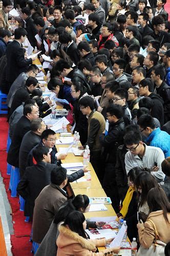 哈尔滨：高校毕业生应聘忙