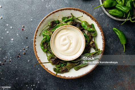 어두운 테이블 상단보기에 소스와 함께 구운 녹색 패드론 고추 0명에 대한 스톡 사진 및 기타 이미지 0명 구이 굽기 Istock