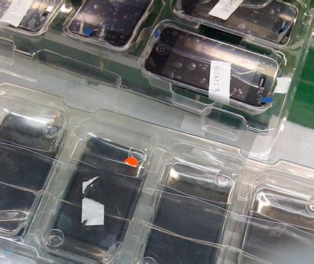 Внутри iPhone обнаружены фотографии с фабрики телефонов