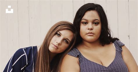 Deux Femmes Assises Sur Le Sol Photo Image Gratuite De Personnes Sur