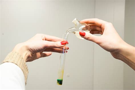 유리 유리 바이알에 일부 화학 물질을 붓는 여성 화학자의 클로즈업 손 따르기에 대한 스톡 사진 및 기타 이미지 따르기 액체