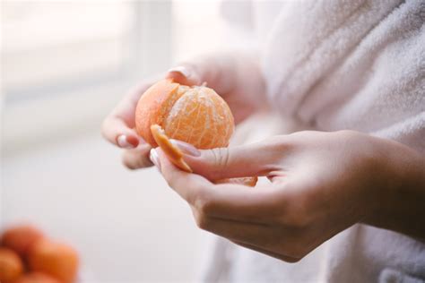 みかんの皮どうやって剥く？ つい夢中になっちゃう綺麗に楽しく食べる方法 Sajiさじたす