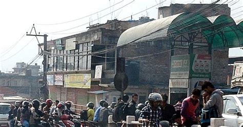 오토바이 기름넣기 위해 줄지어 서 있는 네팔인들