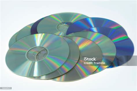 Cd 和 Dvd 光碟 照片檔及更多 唯讀記憶光碟 照片 唯讀記憶光碟 備份 光學儀器 Istock