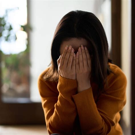 「まだ結婚しないのか？」上司からのセクハラ発言にもう限界！でも会社はやめたくない…。46歳女性の相談
