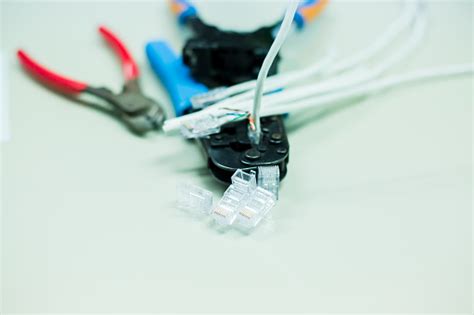 흰색 배경에 격리된 크림퍼 및 와이어 커터 꼬임 케이블 공구 트위스트 페어 이더넷 Utp 캣 5 압착 Rj45 Lan 케이블