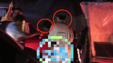 王思聪深夜与美女现身酒吧，百万豪车十分抢眼，撑伞送上副驾驶王思聪美女酒吧新浪新闻