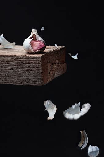 마늘 정향 반 밖으로 와 마늘 머리와 진공에서 돌진 랩의 일부 0명에 대한 스톡 사진 및 기타 이미지 0명 건강관리와 의술