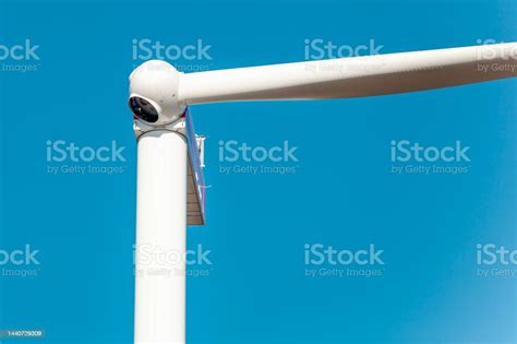 건설 작업 타워 높이에 대형 풍력 발전소 나셀 하나의 블레이드가있는 로터 풍력 터빈 제작 및 조립 녹색 에너지 생태학 Co2