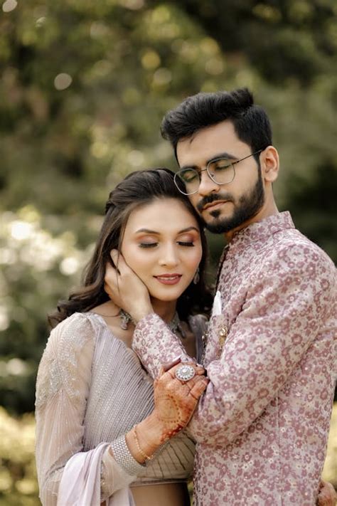 Dslr 공원 관계 구자라트 어 껴안고 있는 껴안는 남자 남쪽 아시아 낭만적인 녹지 눈을 감다 로맨스 무성한 사랑 사랑에 빠진 사랑하는 수랏