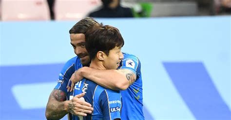 울산 김민준 전북 상대로 선제골 넣고 불투이스와 기쁨을 사진