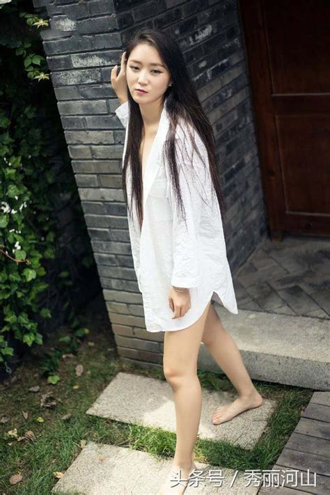 回眸一笑百媚生，女神你撩的不是頭髮是哥的心 每日頭條
