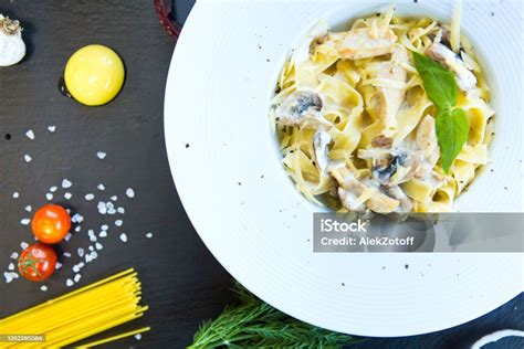 버섯과 베샤멜 소스를 곁들인 파스타 검은 배경에 스파게티 재료 텍스트의 공간 복사 건강한 생활방식에 대한 스톡 사진 및 기타 이미지 건강한 생활방식 건강한 식생활