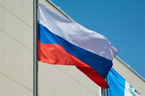 Школы детские сады и вузы обяжут вывешивать на зданиях государственный