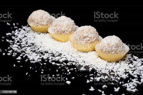 검은 유리 배경에 흰색 코코넛 공 원시 및 건강한 무설탕 라파엘로 사탕 코코넛 조각에 공을 덮고 비건 채식과자 가루로 빻은에 대한 스톡 사진 및 기타 이미지 Istock