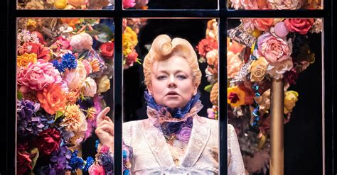 Review Sarah Snook Is A Darkly Funny Dorian Gray The New York Times