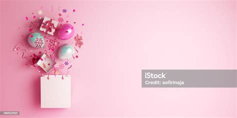 겨울 추상 디자인 창조적 인 개념 쇼핑 백 선물 상자 풍선 눈 아이콘 색종이 반짝이 분홍색 배경에 흩어져 공백 텍스트를