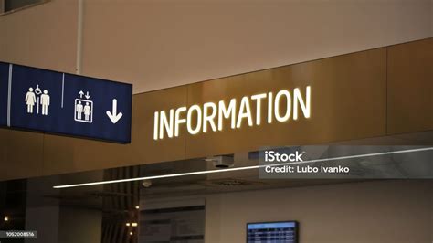 정보 네온 레이블 Infopoint 데스크 및 공항 홀에서 화장실과 리프트 그림을 걸려 0명에 대한 스톡 사진 및 기타 이미지