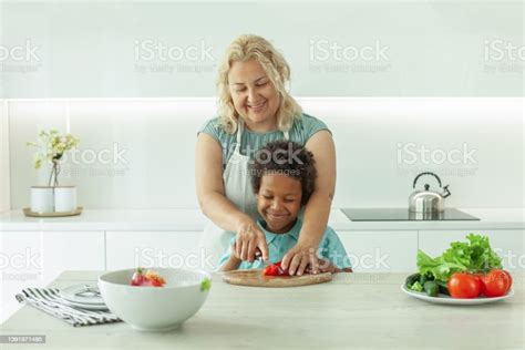 하얀 부엌에서 함께 야채 샐러드를 준비하는 어머니와 아이 소년의 초상화 2명에 대한 스톡 사진 및 기타 이미지 2명 40