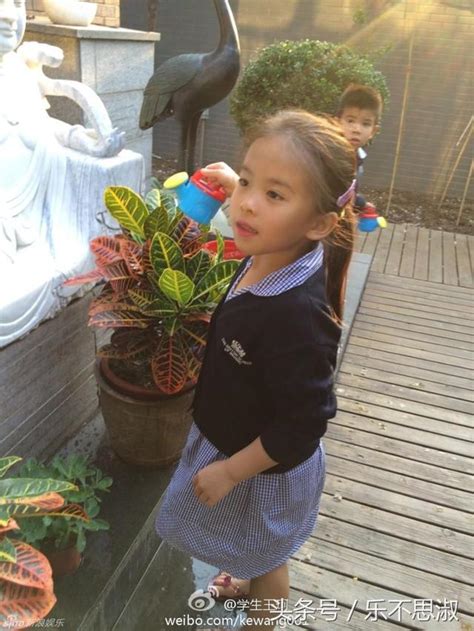 刘涛老公晒子女劳作照 姐弟装豪宅内嬉笑玩耍露开心！