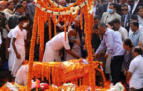 प्रधानमन्त्री पत्नी सीताको शवयात्रा र अन्त्येष्टि हेर्नुहोस तस्विरमा
