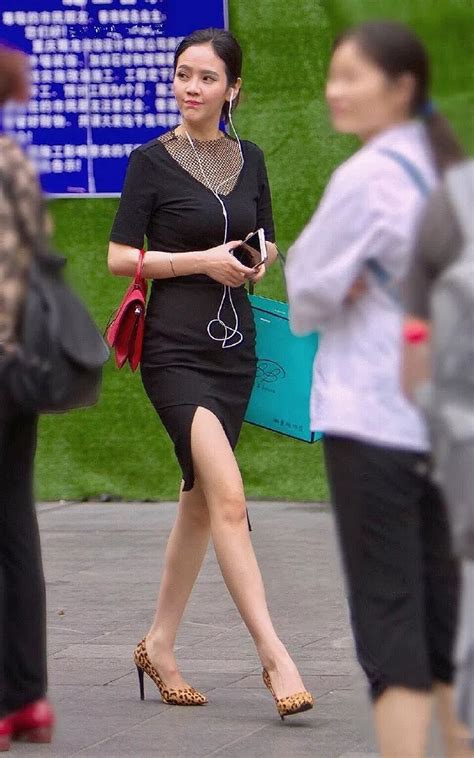 女生穿上高跟鞋，走路的姿态也变得充满魅力 搜狐大视野 搜狐新闻