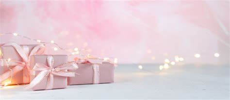 발렌타인 데이 단색 배경 휴일 컨셉 결혼식 초대장 생일 카드 및 어머니의 날 긴 배너에 분홍색으로 설정 된 선물 상자 2월에