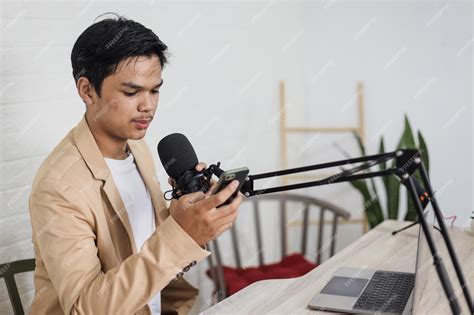 팟캐스트 녹음 및 소셜 미디어 라이브 전에 연설을 준비하는 아시아 라디오 진행자 프리미엄 사진