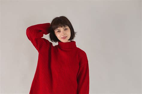 흰색 배경에 빨간색 풀오버를 입은 브루넷 아시아 소녀 스튜디오에서 포즈를 취하는 아름다운 모델 밥 헤어 스타일 패션 스타일