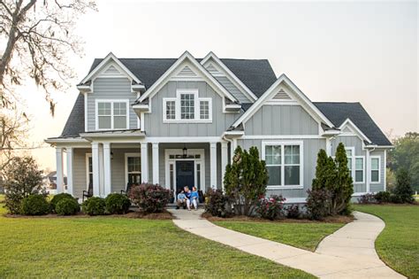 한 엄마와 그녀의 두 자녀 아들과 딸 그것을보고 새로운 건설 집 앞에 서 가정 생활에 대한 스톡 사진 및 기타 이미지 가정 생활 가족 건물 정면 Istock