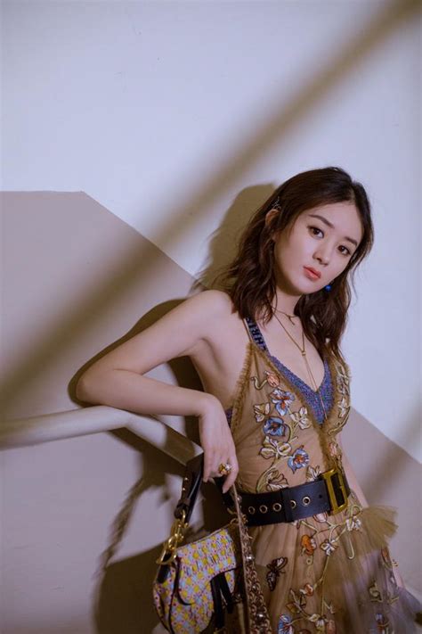 32歲實力女星趙麗穎，身材嬌小可愛，產後時尚穿搭盡顯小女人魅力 每日頭條