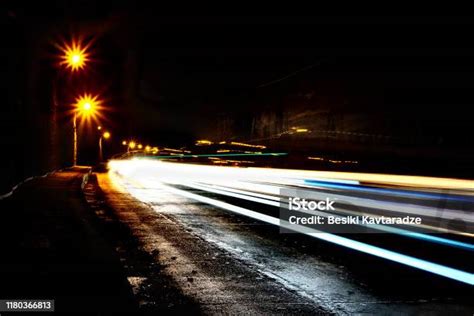 움직이는 조명이 있는 어두운 터널 밝은 빛의 라인과 오래된 터널 0명에 대한 스톡 사진 및 기타 이미지 0명 거리 건축 Istock