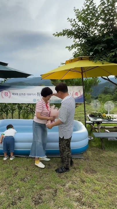 가족들이 차려준 축하 행사 에서 고생한 아내에게 감사의 마음을 담은 꽃다발을 전달 했습니다 Youtube