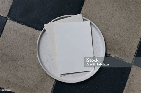 변덕스러운 어두운 문구 장면 얼룩덜룩한 접시에 공예 봉투가 있는 빈 인사말 카드 모형 체크 무늬 검정색 베이지색 초라한 빈티지