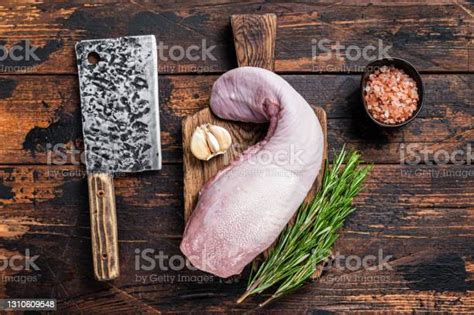 고기 칼로 정육점에 조리되지 않은 생 쇠고기 또는 송아지 혀 어두운 나무 배경 위쪽 보기 0명에 대한 스톡 사진 및 기타 이미지